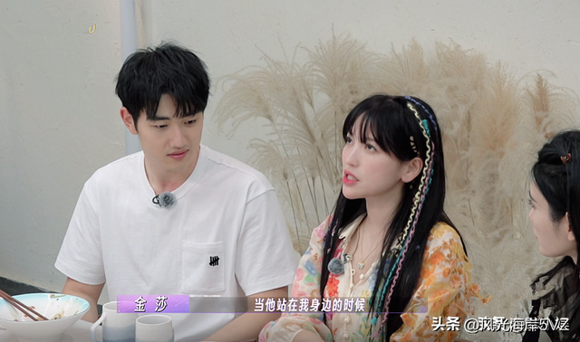 42-year-old Jin Sha brought her 23-year-old boyfriend to the show. The ...