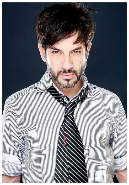 Family Vacation: Joy and danger coexist, revealing intrigue and ...