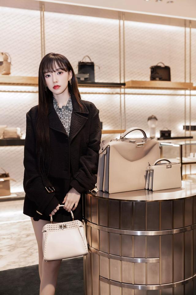 Cheng Xiao attended a brand event, wearing black clothes and white legs ...