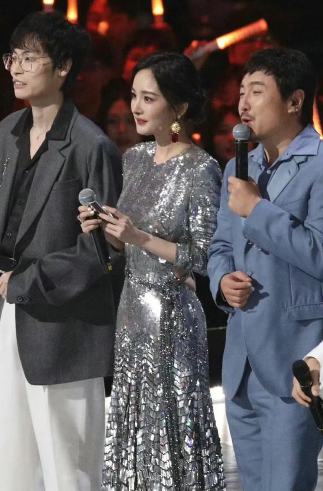 "Yang Mi was exposed without makeup, and she was broadcast live in the ...