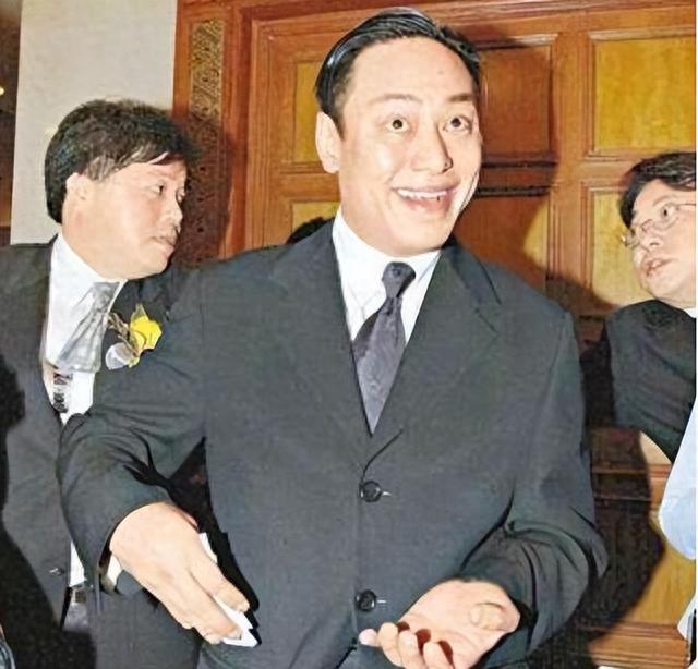 HKT On October 19, news about Zhao Benshan and Luo Zhaohui came from ...