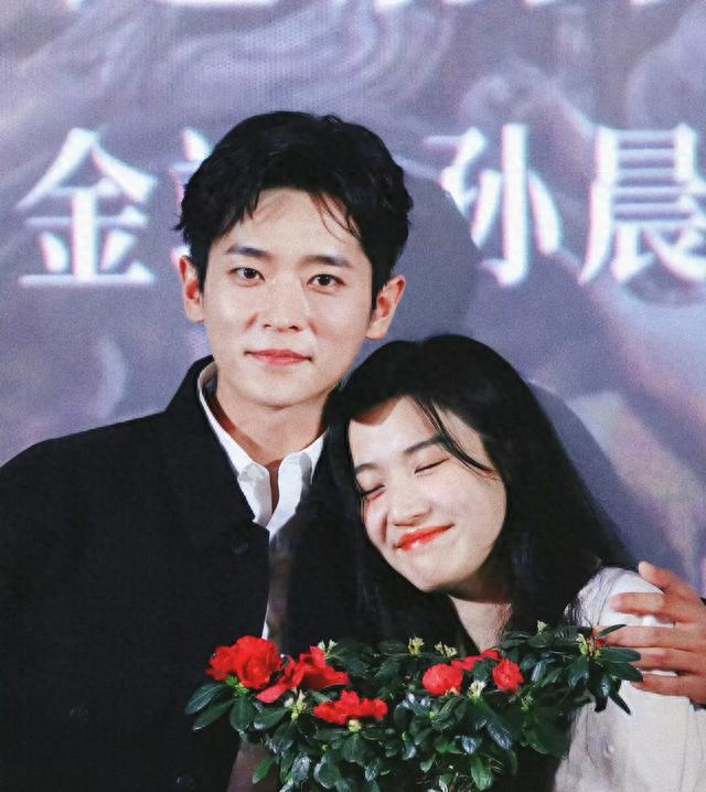 Cheng Lei and Lu Yuxiao went to Macau to shoot Bazaar. Cheng Lei was ...