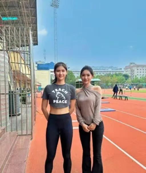 Xia Sining was bumped into while running. Her legs are long and well ...