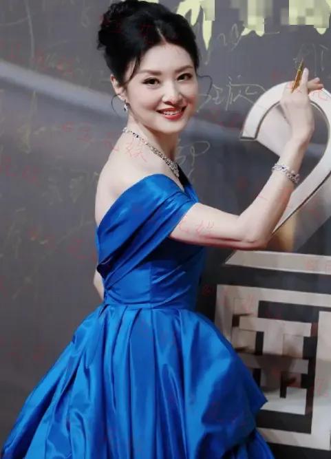 55-year-old Zhou Tao participated in the red carpet of the Chinese Drama Festival. Unlike young ...