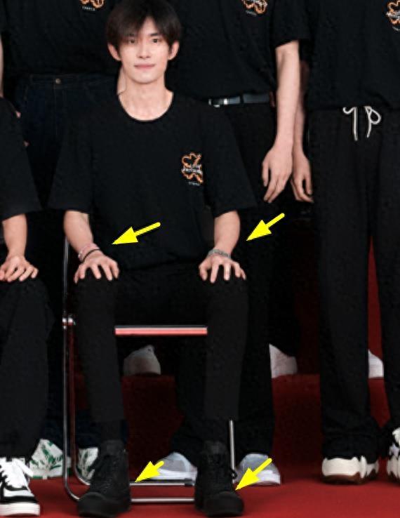 Times Fengjun family portrait: Wang Junkai is in C position, Yi Yang Qianxi is exquisitely ...