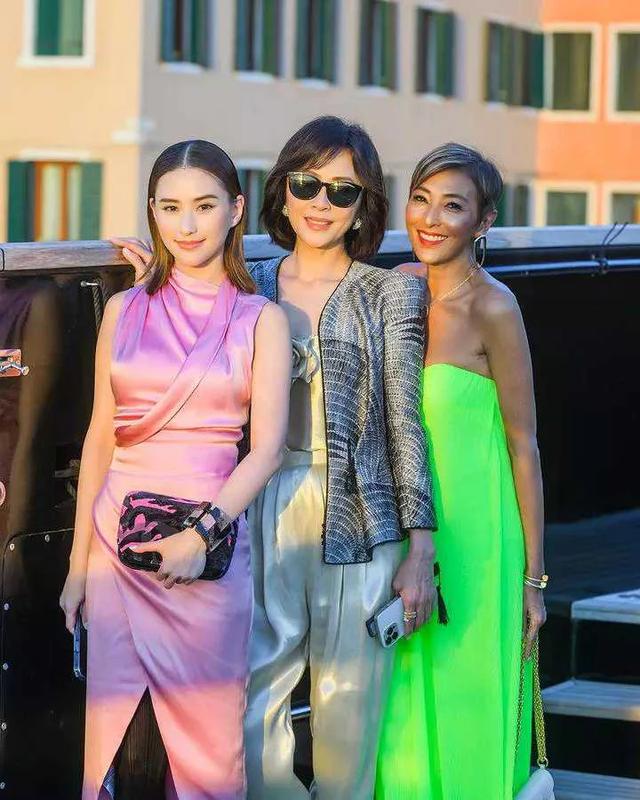 At the Venice Film Festival, Ho Chaolin and Carina Lau took photos with ...
