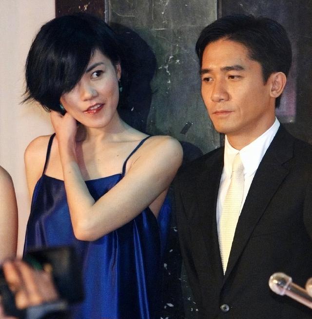 54-year-old Faye Wong returns to Hong Kong to party! Taking a photo ...