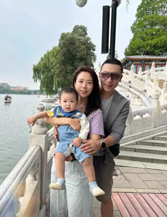 Yan Danchen went to CCTV to work with her baby. The 1-and-a-half-year-old Enbao Elf is so cute ...
