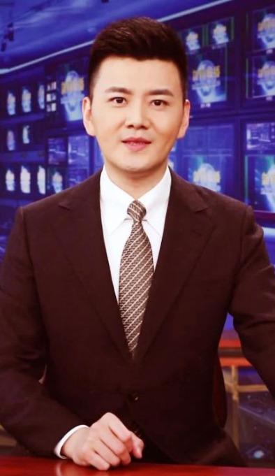 CCTV host Yan Yuxin: He is a talented man and a filial son. He marries a beautiful wife and has ...
