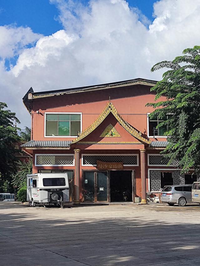 Viewing the ethnic buildings and trees in Xishuangbanna (October 2 ...