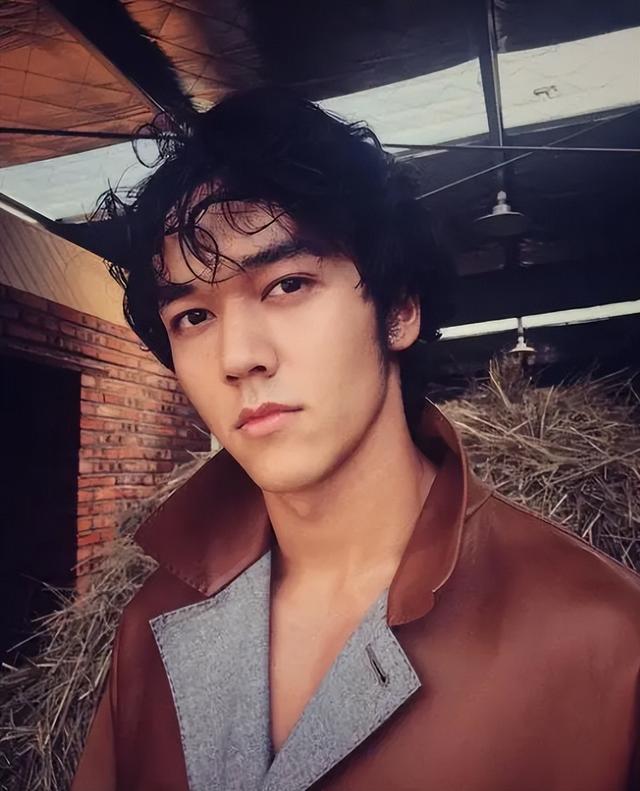 Chen Muchi appeared in business for the first time after his relationship turmoil, looking a ...