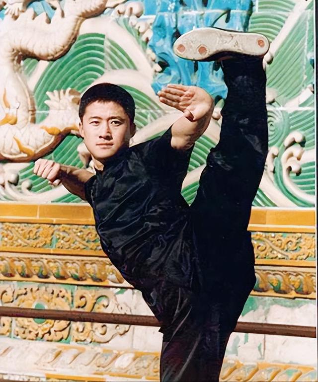 Wu Jing's mentor Li Zhizhou gave the sword to his beloved disciple, and ...