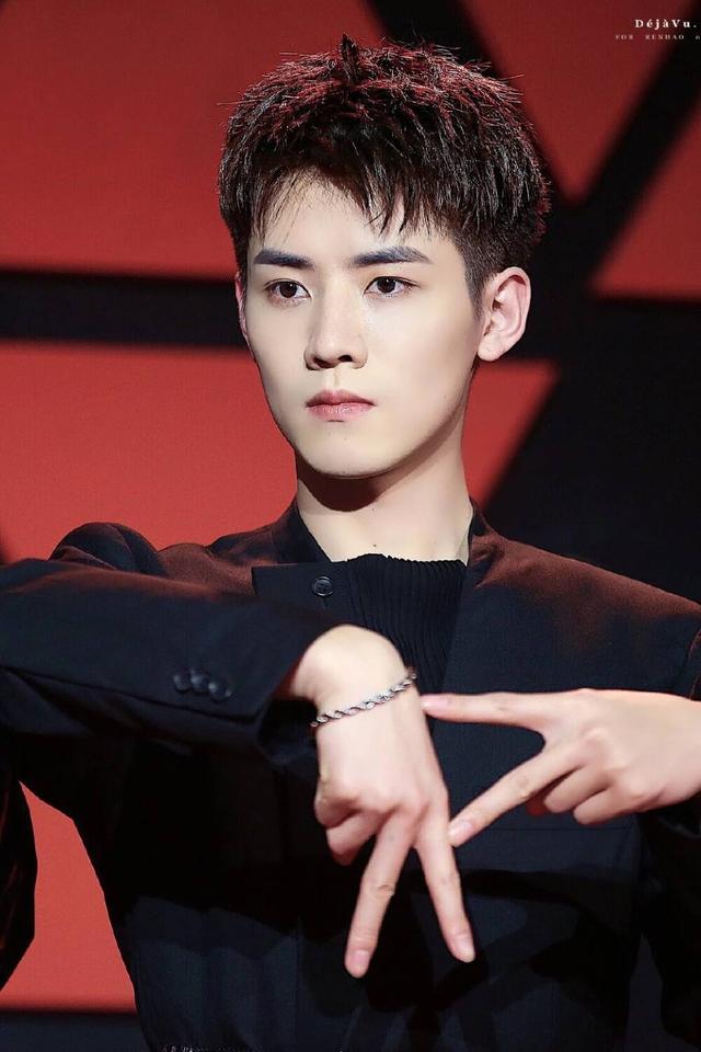 Ren Hao's new relationship was exposed. His girlfriend was sitting in the passenger seat waiting ...