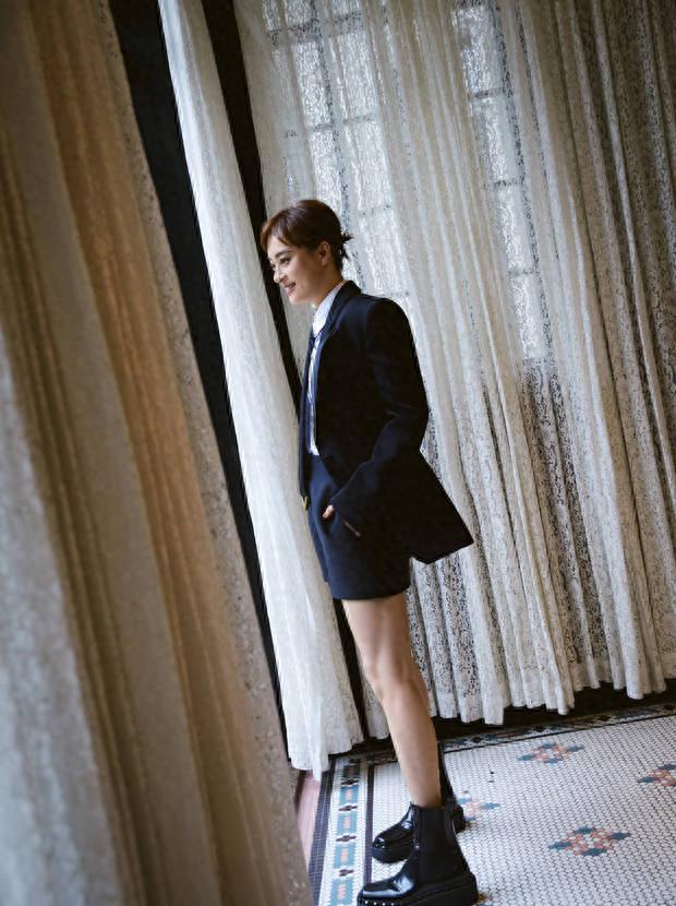 Sun Li's smoky makeup and suit are smart and cool, her legs are fair ...