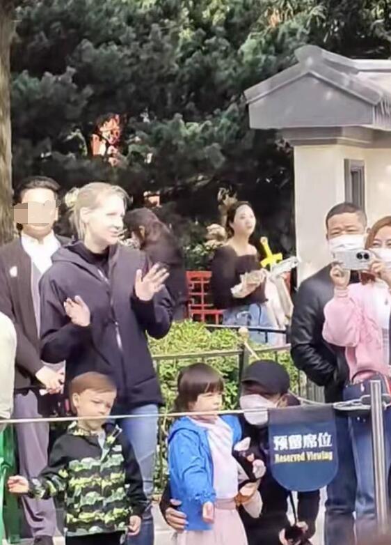 Sa Beining's family traveled to Disney together. The couple sat on the ...