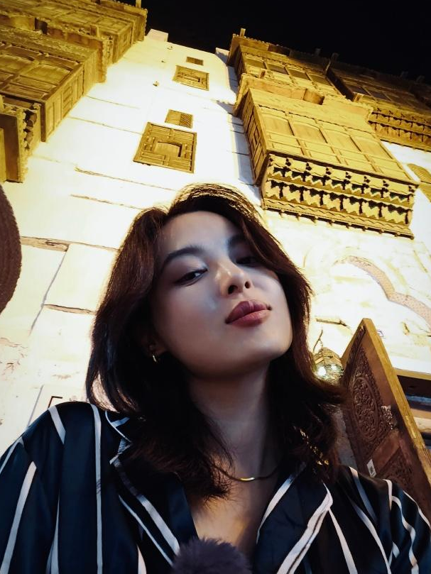 No idol baggage! Xin Zhilei sits and cooks in a bold and bold posture ...