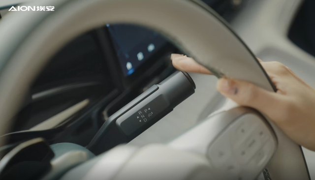 Shen Mengchen takes the first car with her baby in reverse, AION S MAX ...