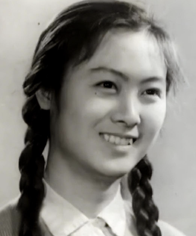 Before his death, he entrusted his son to Hai Qing. Actor Bai Han's ...