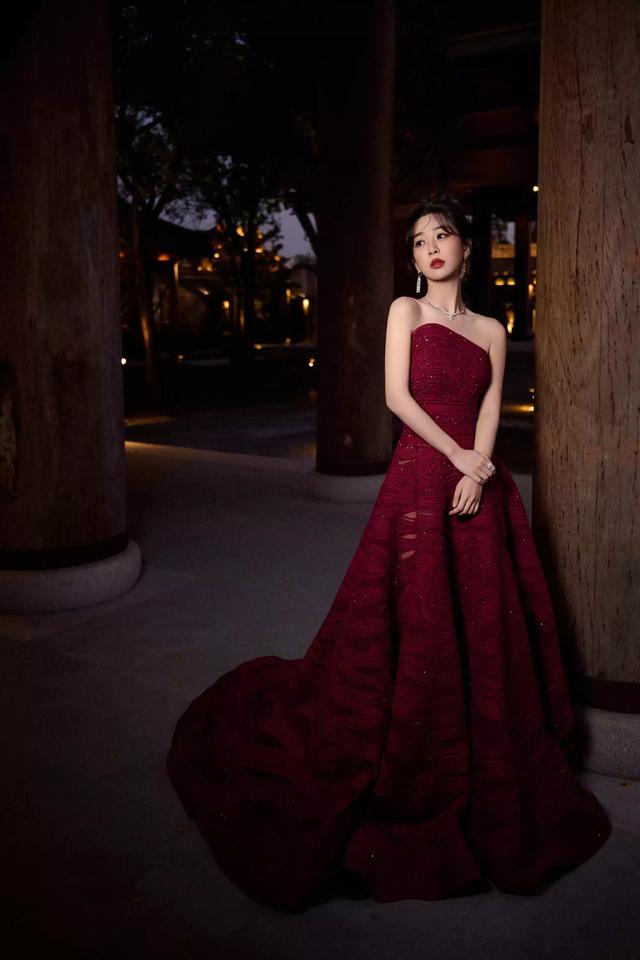 Yang Zi's GQ red carpet look is revealed, the night rose is so ...