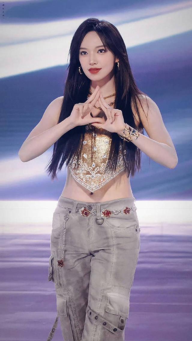 Cheng Xiao wears a golden tube top and shows off her slender waist ...