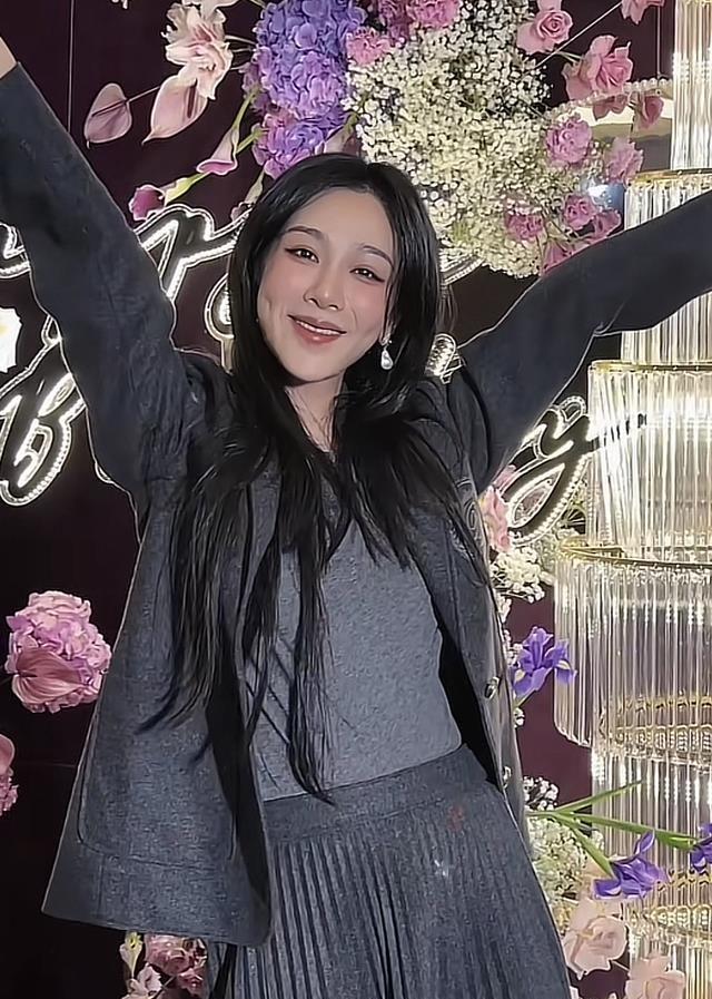 Yang Ziqing's birthday photos were exposed, and her appearance changed ...