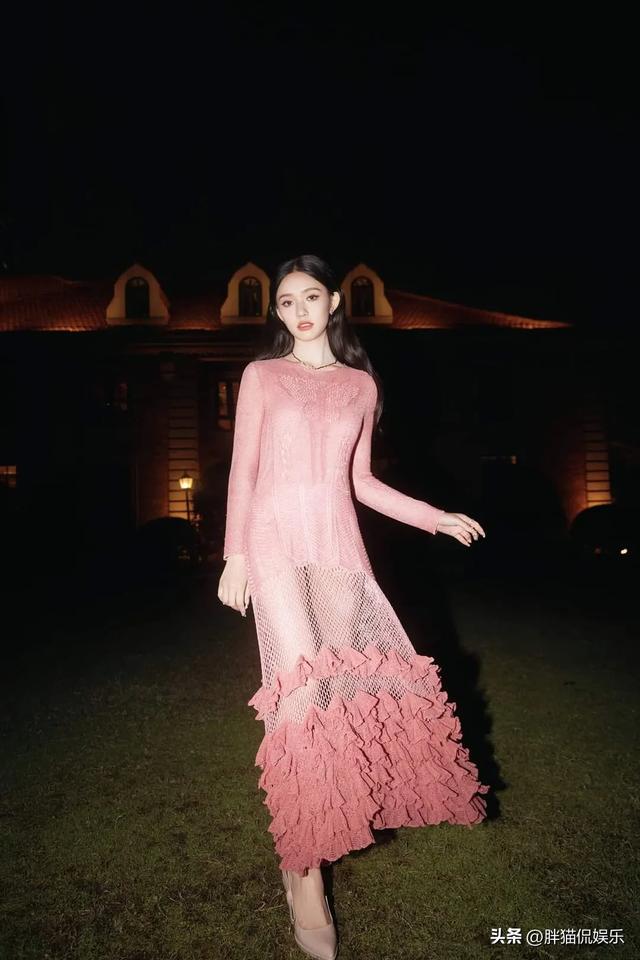 Lin Yun is wearing a pink dress, beautiful and elegant. - iNEWS
