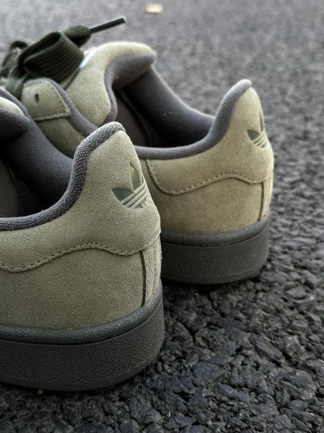 Adidas's pair of bread shoes are so good-looking. - iNEWS