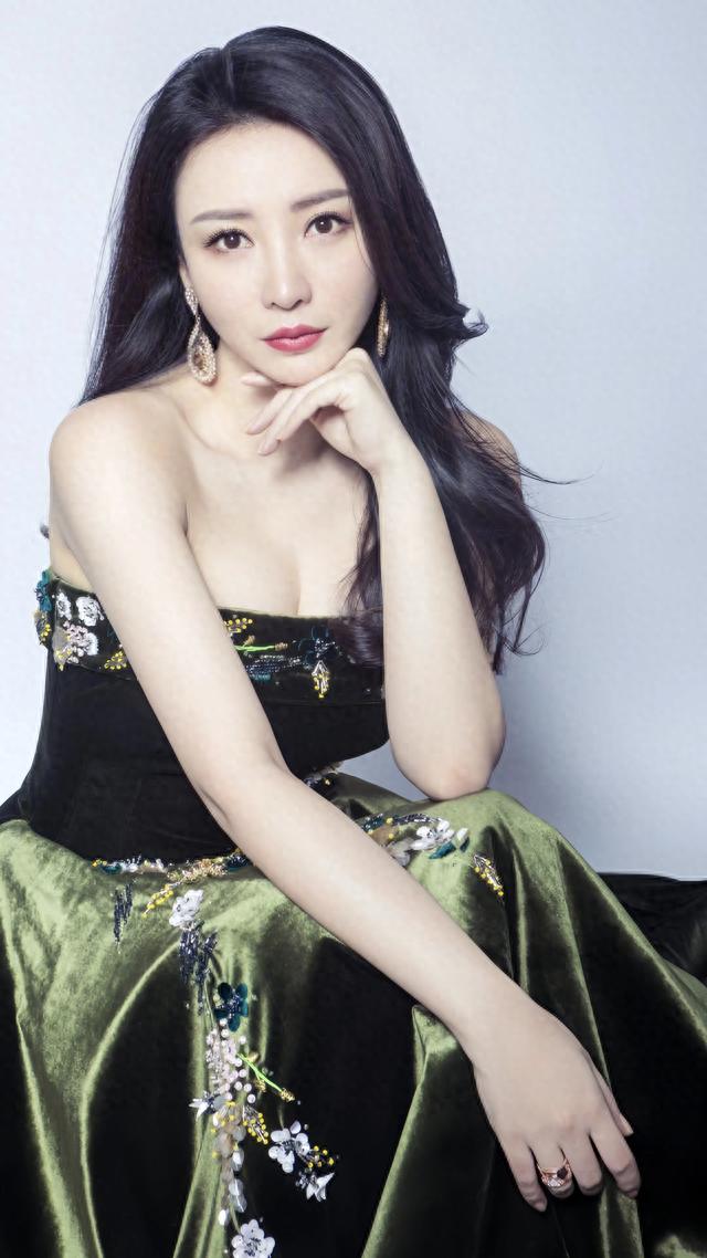 Sharing of celebrity pictures—Issue 4 Liu Yan - iNEWS