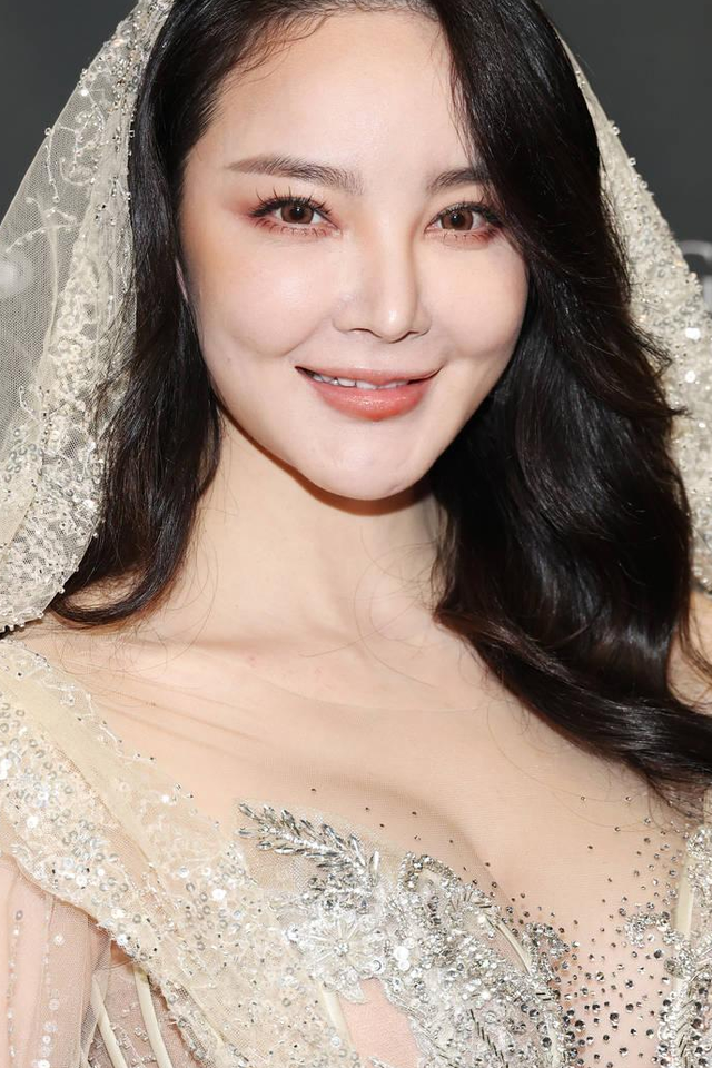 Liu Yuxin shows off her sexy breasts and voluptuous curves in a see-through dress - iNEWS