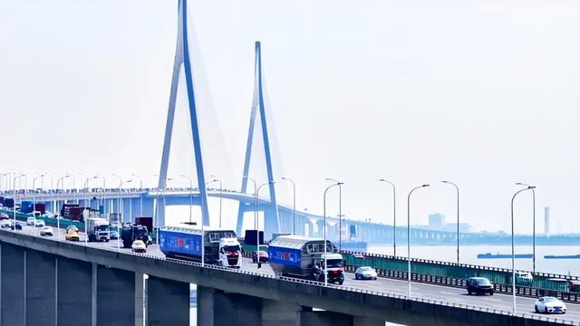 Zhuque 2 Yao 3 is waiting at the LC96 station of the Jiuquan Space ...