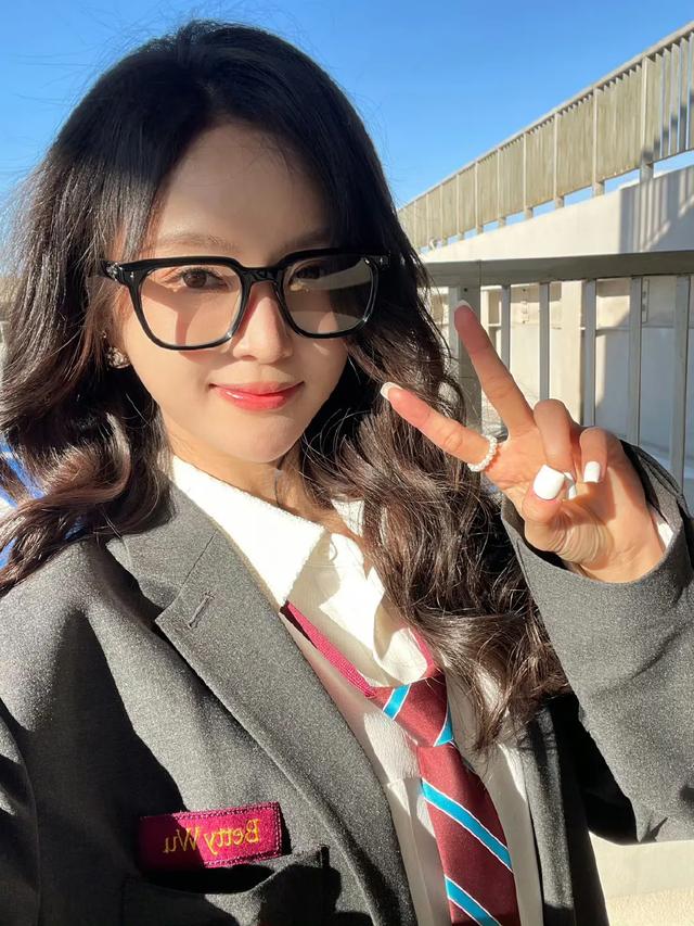 ?Wu Xuanyi's college-style high school girl look is really good-looking ...