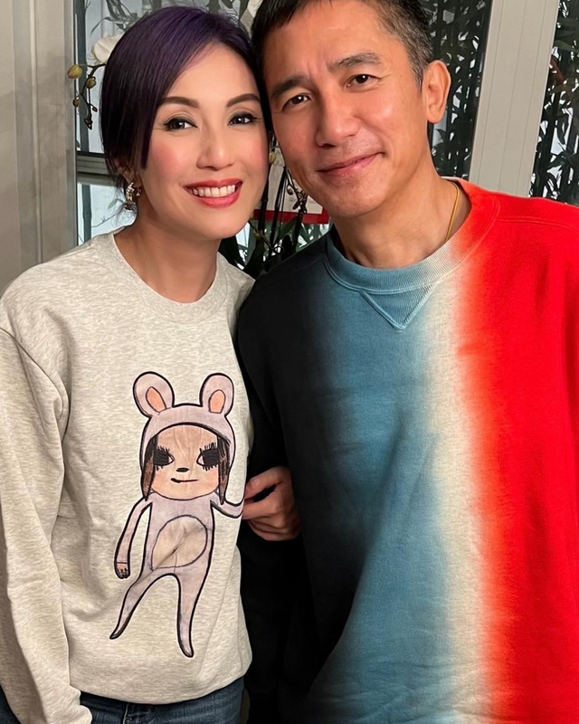 Tony Leung and Carina Lau admired the maple leaves in Japan. The woman clung to her with a shy ...