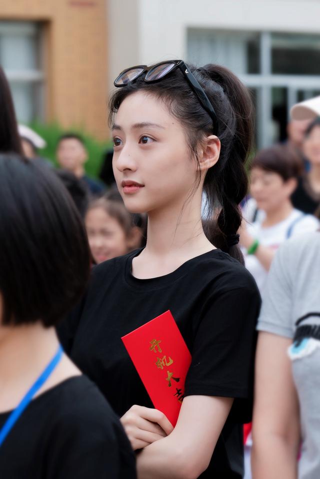 Zhou Ye, Lu Yuxiao, and Hu Lianxin, group photo, beautiful girls in the ...