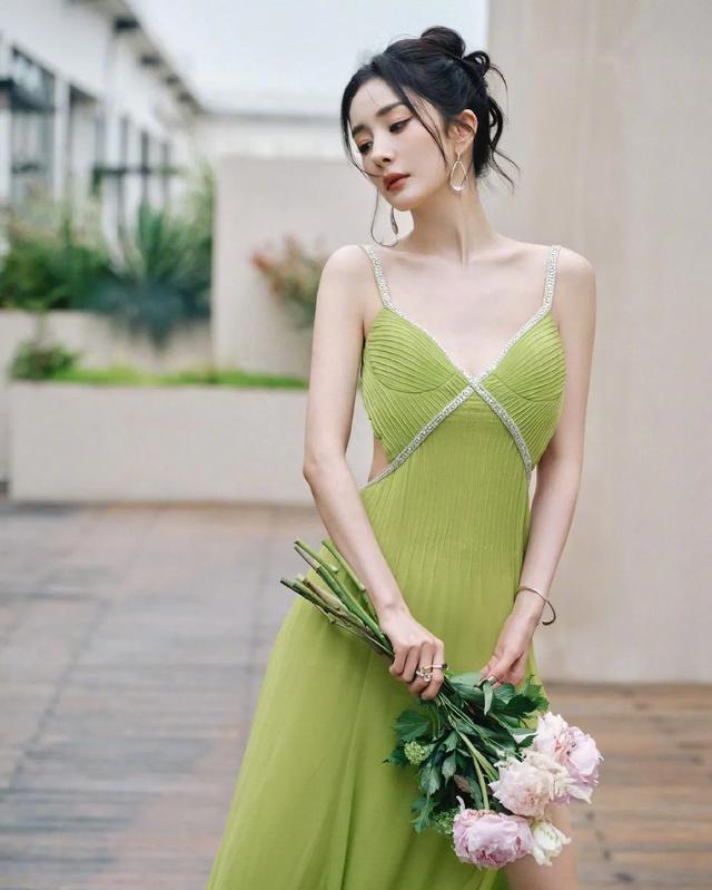 Yang Mi's hot body is amazing! - iNEWS