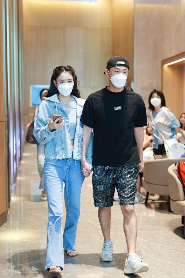 Lin Feng: She is my one and only, holding Zhang Xinyue in my arms at ...