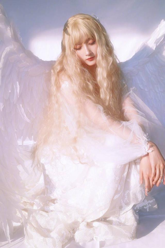 Wearing a pure white dress and wings, she looked like an elf in the sky ...