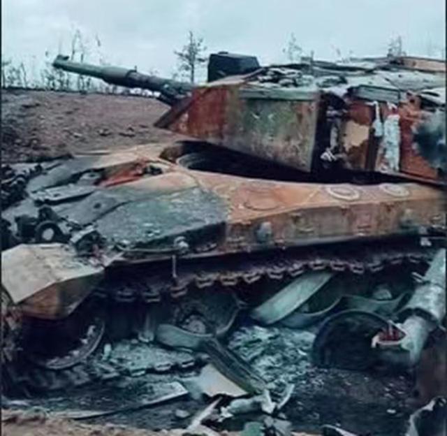 Clear photo! The Challenger 2 tank was destroyed and there was no ...