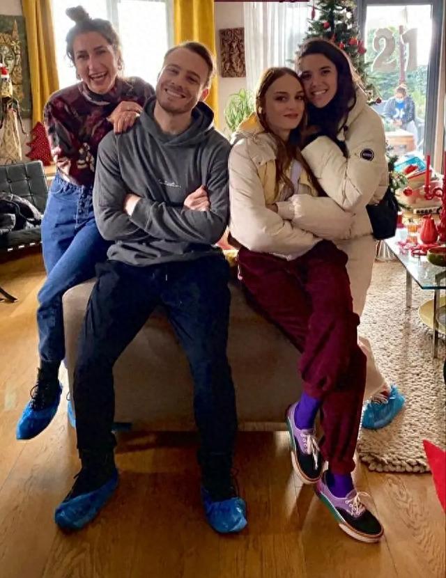 Thinking while laughing, the relationship between men and women behind ...