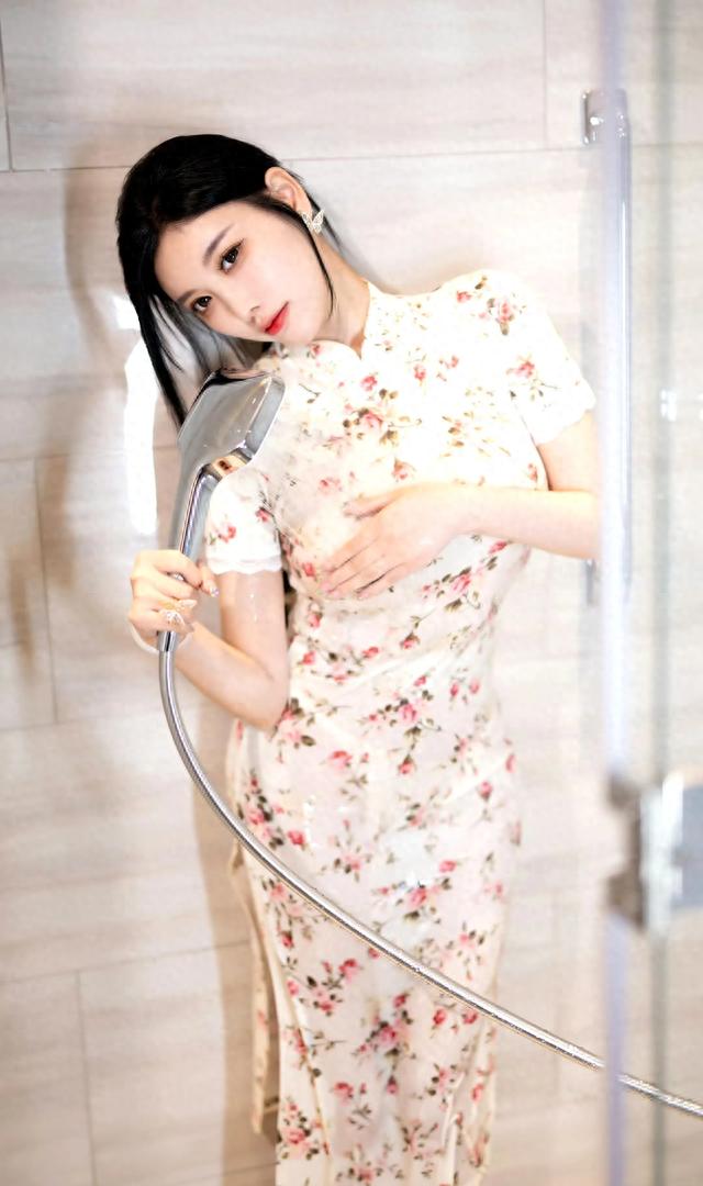 Sexy and charming Yang Chenchen - iNEWS