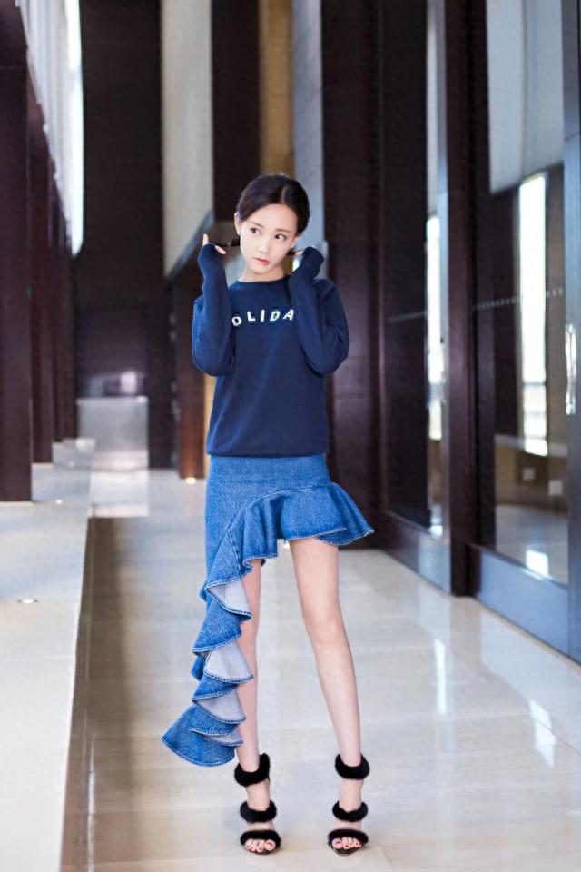 Beautiful legs and feet! Li Yitong is really amazing - iNEWS