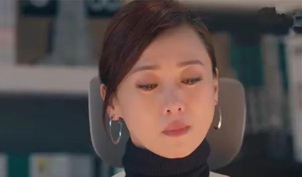 The former queen of "romantic films", 55-year-old Weng Hong wears a see ...