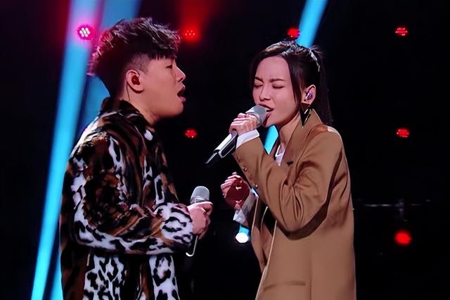 34-year-old Yu Wenwen sings on the street, and 40-year-old Hu Yanbin ...