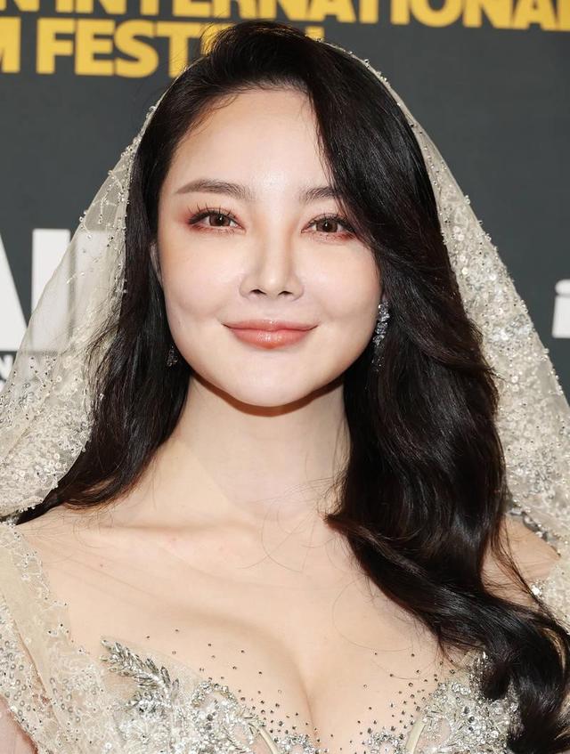 Liu Yuxin shows off her sexy breasts and voluptuous curves in a see-through dress - iMedia