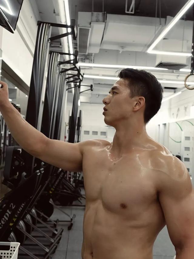 Photos of a 183cm muscular man from Hangzhou went viral, who wouldn't? - iNEWS
