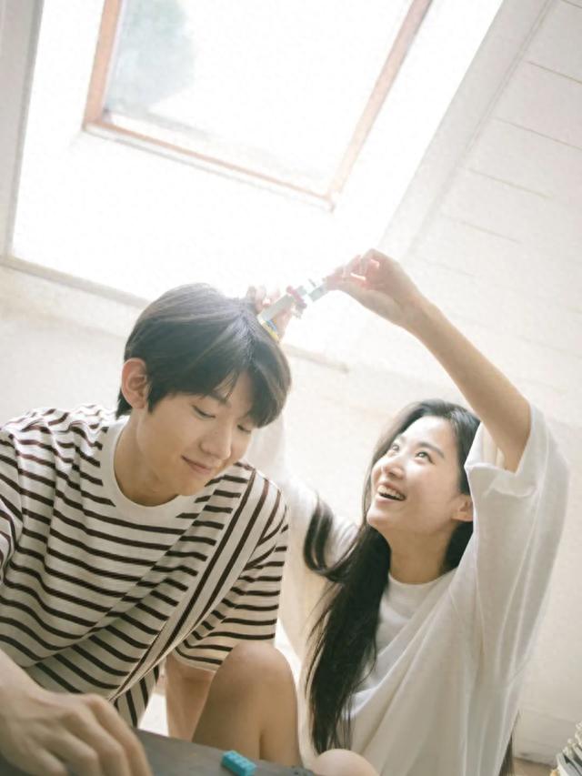 Lu Yuxiao and Wu Junting: holding hands and looking at each other in the poster of "Blue", the ...