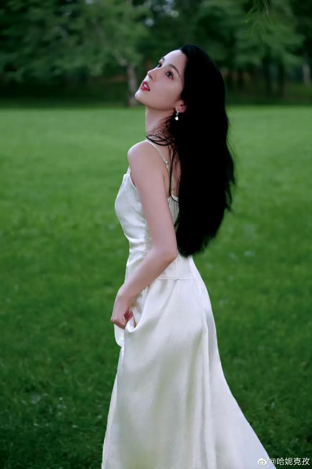 Hanikezi: The goddess born in 1995 from Xinjiang, with charming dancing ...