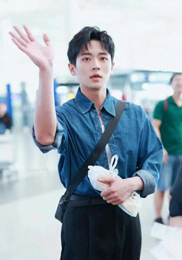 Cheng Lei and Lu Yuxiao went to Macau to shoot Bazaar. Cheng Lei was ...