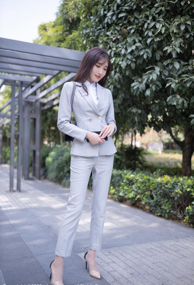 Lu Xuanxuan's fashionable outfit: an elegant and confident female ...