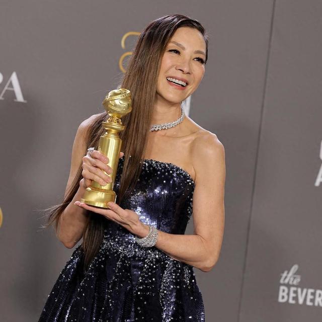 Michelle Yeoh returned to her hometown in rich clothes and took the ...