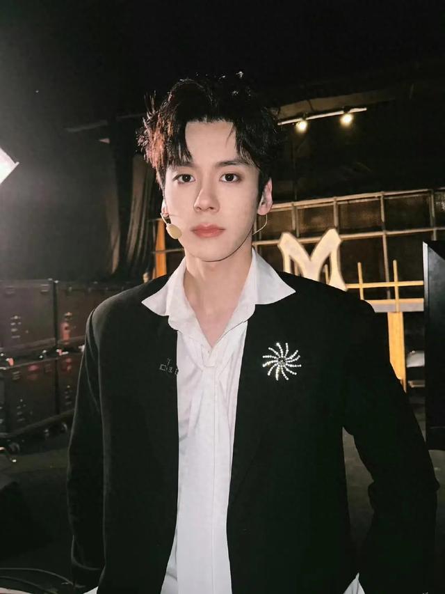 Wei Zheming overcomes all obstacles and emerges as a handsome actor ...